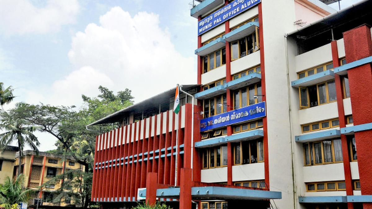 Aluva slogs to make ends meet - The Hindu