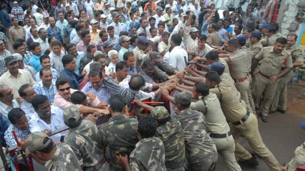 Tensions flare up in Seemandhra - The Hindu
