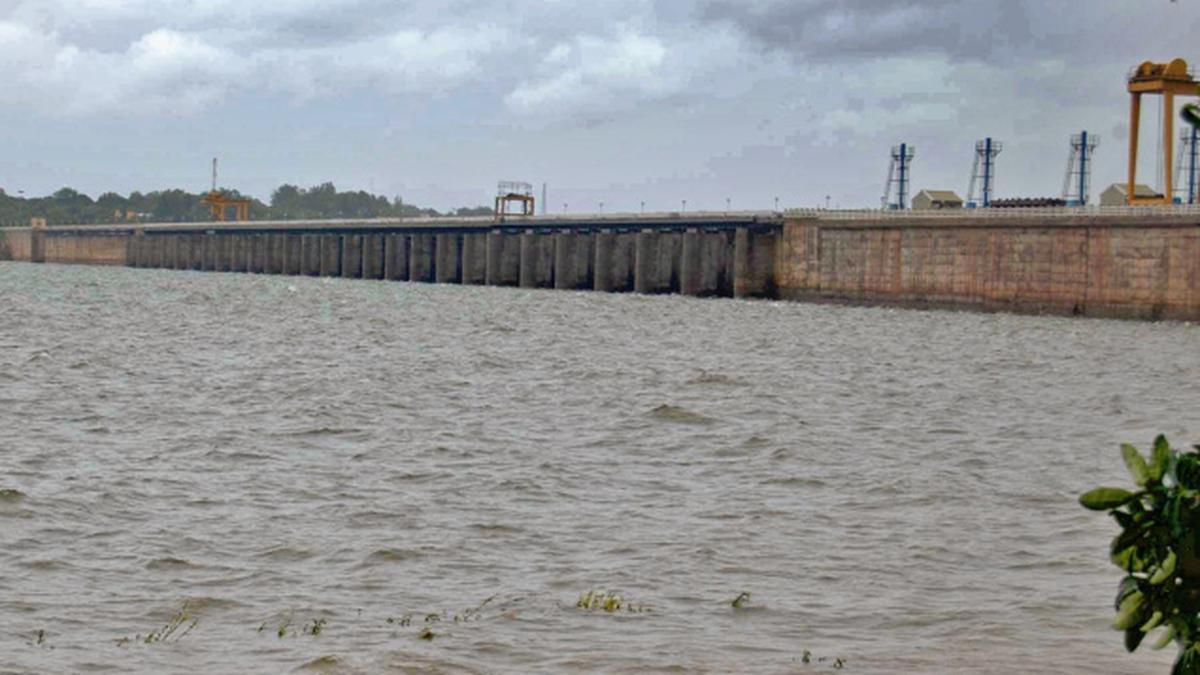 1.20 lakh acres to be acquired for raising Alamatti dam height - The Hindu
