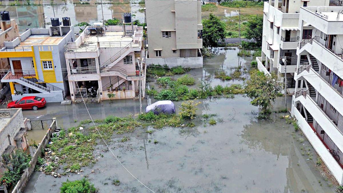 Arakere lake overflows, homes in surrounding areas flooded - The Hindu