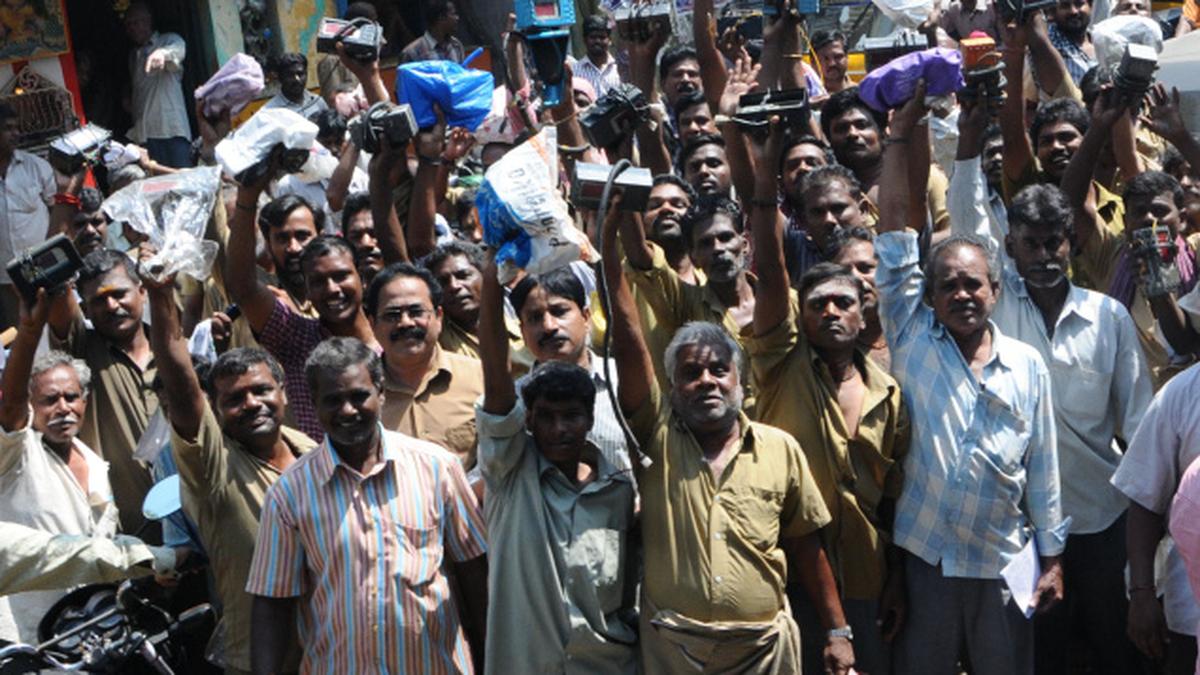 Chennai auto drivers driven to the roads - The Hindu