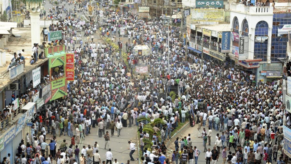 Violence rocks Seemandhra for second day running - The Hindu