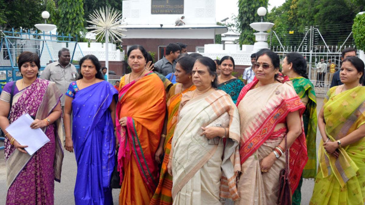 Seemandhra Ministers’ wives, family members jump on to bandwagon - The ...