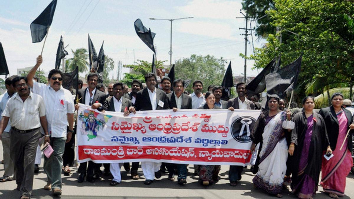 Protests for united Andhra continue in Seemandhra region - The Hindu