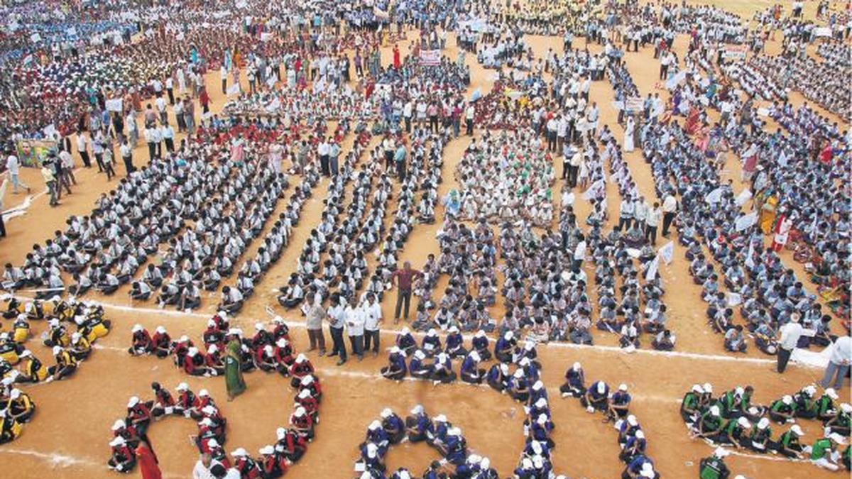 Secretariat Seemandhra employees serve strike notice - The Hindu