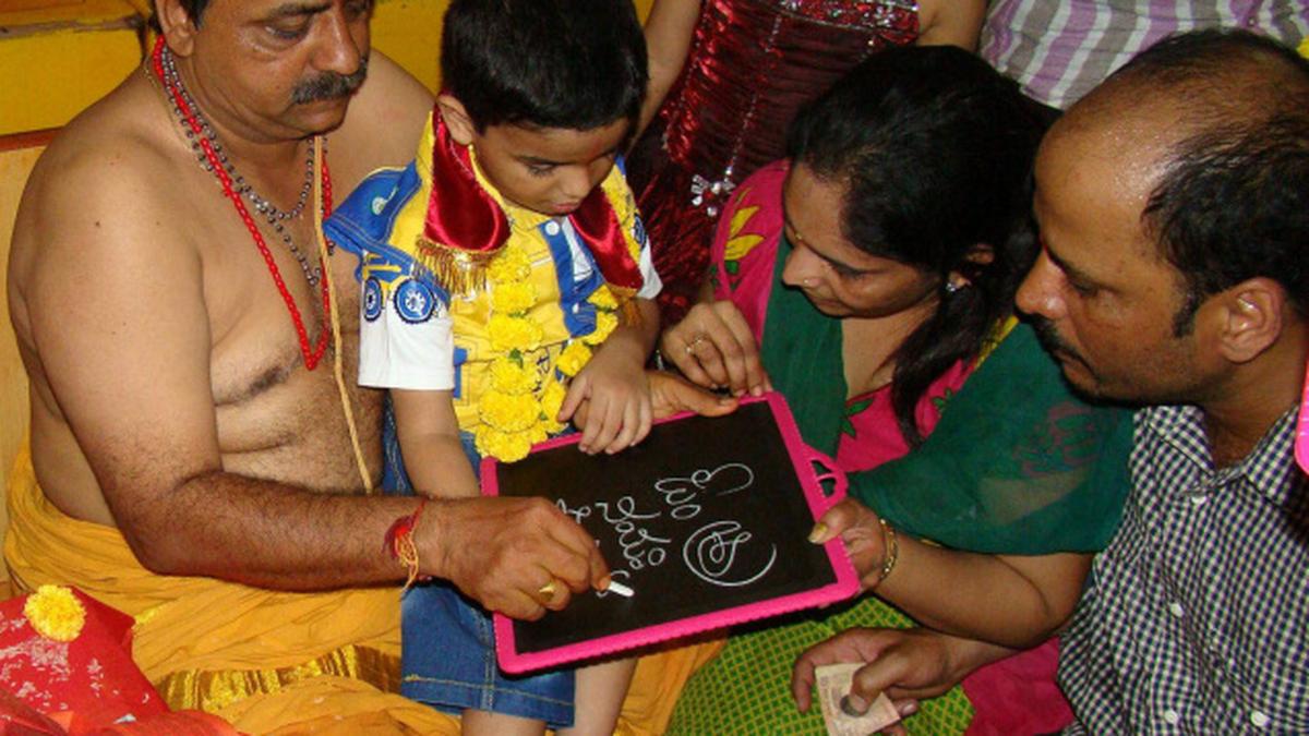 Seemandhra agitation reduces devotee-footfall at Basar temple - The Hindu