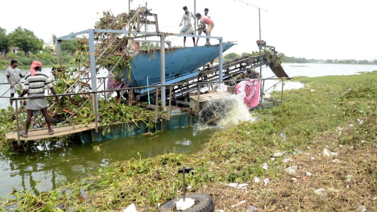 ‘Kiran cleaning machine’ joins war on water hyacinth - The Hindu