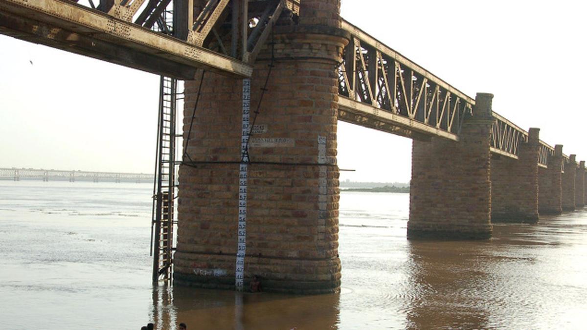 Going, going gone: Havelock Bridge across Godavari - The Hindu