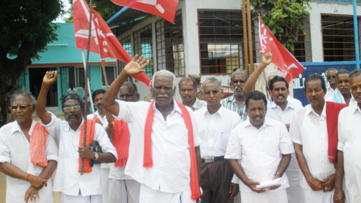 Delta farmers continue opposition to coal-bed methane project - The Hindu