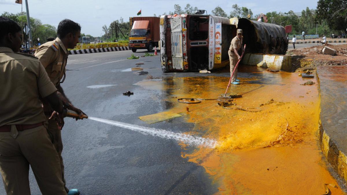 Oil-tanker lorry capsizes near Ganesha Point - The Hindu