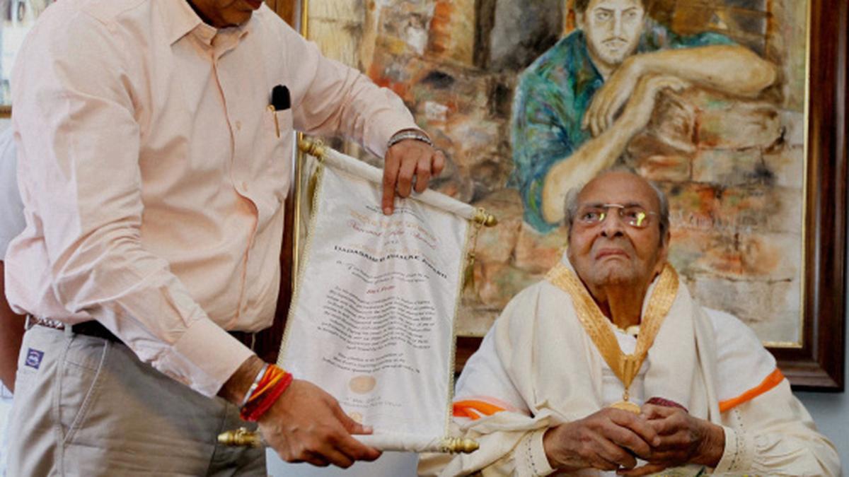 Phalke award comes to Pran at his home - The Hindu