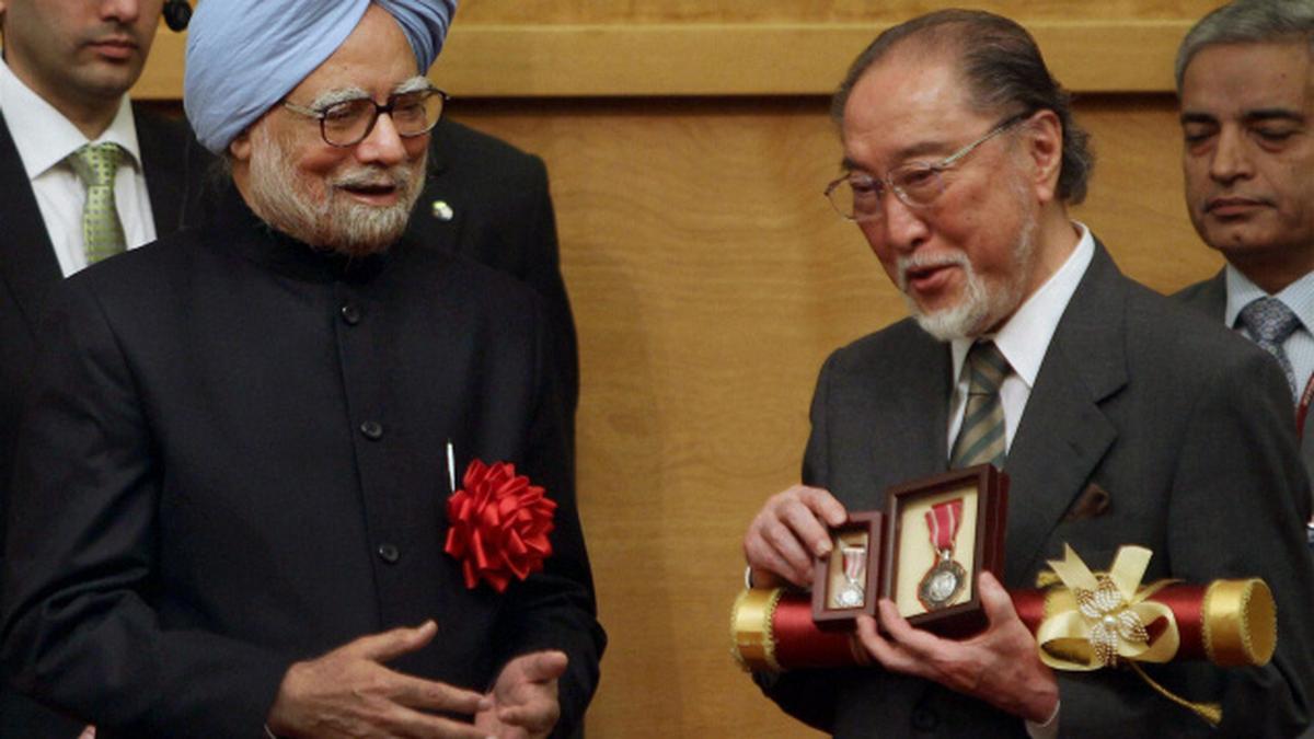 Manmohan presents Padma Shri to Japanese Tamil scholar - The Hindu