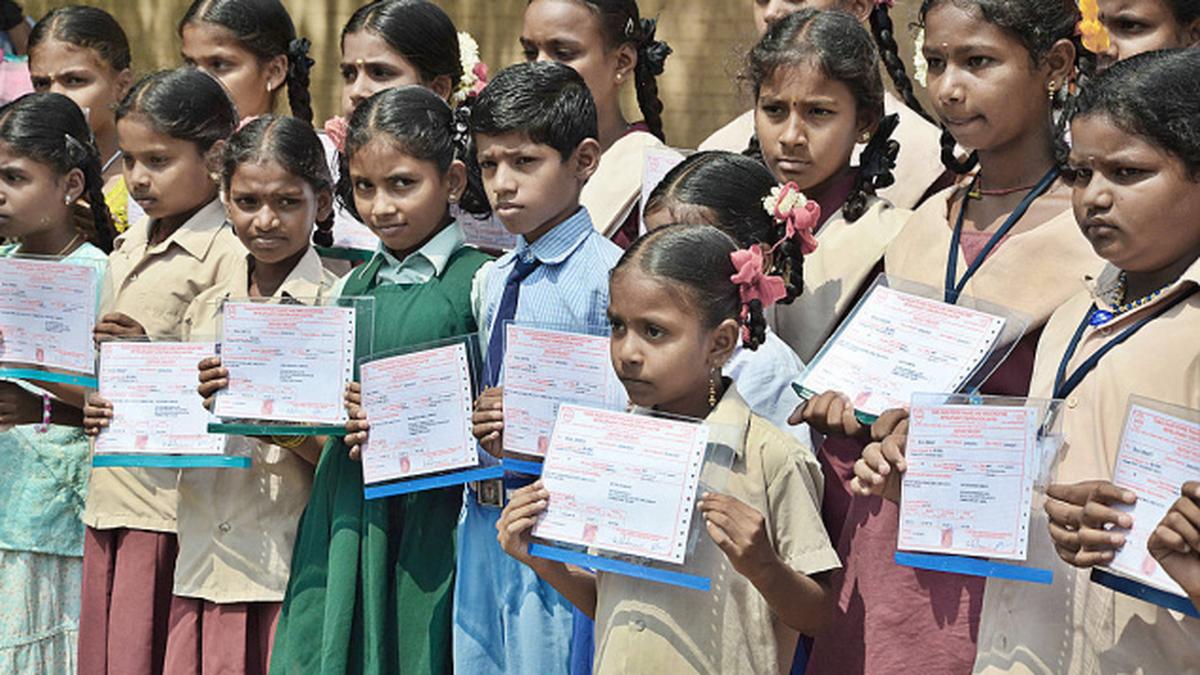 Educational assistance given to school students - The Hindu