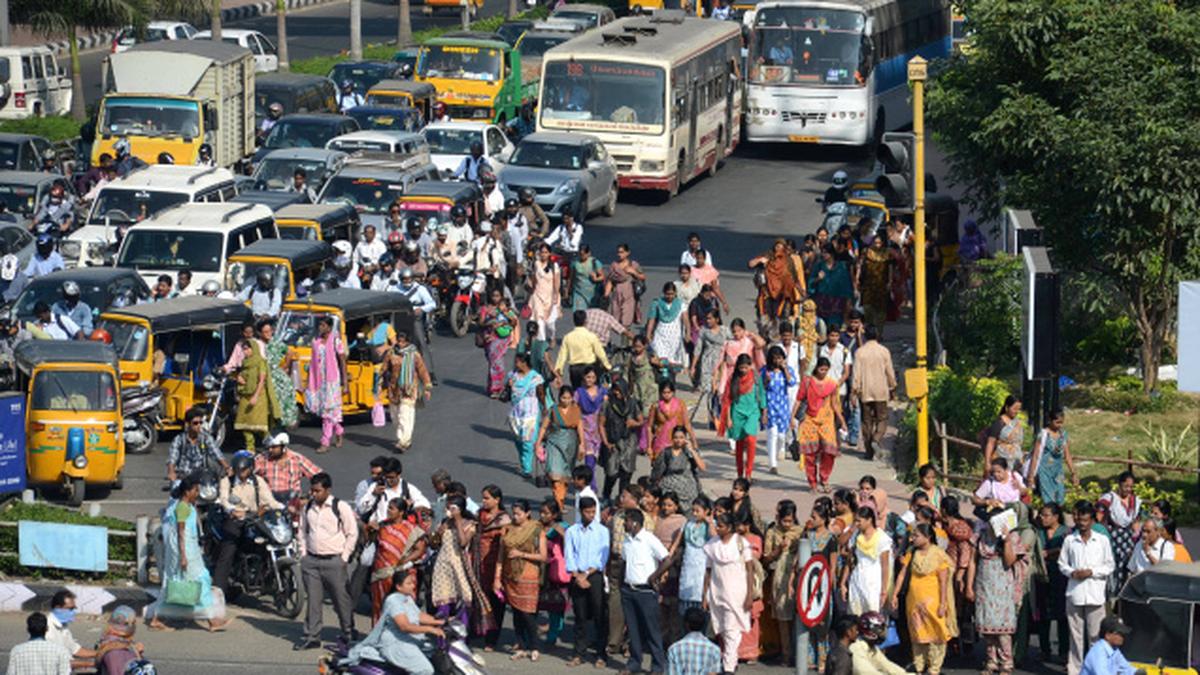 Traffic snarls in south Chennai leave motorists fuming - The Hindu