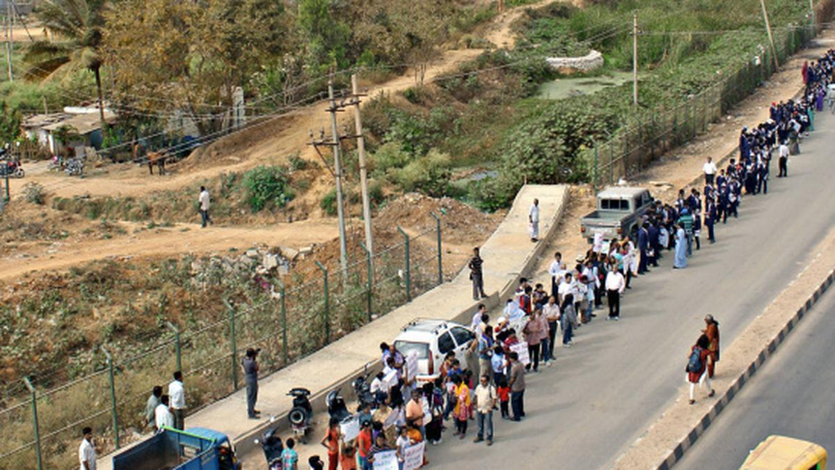 Joining hands for Arakere lake - The Hindu