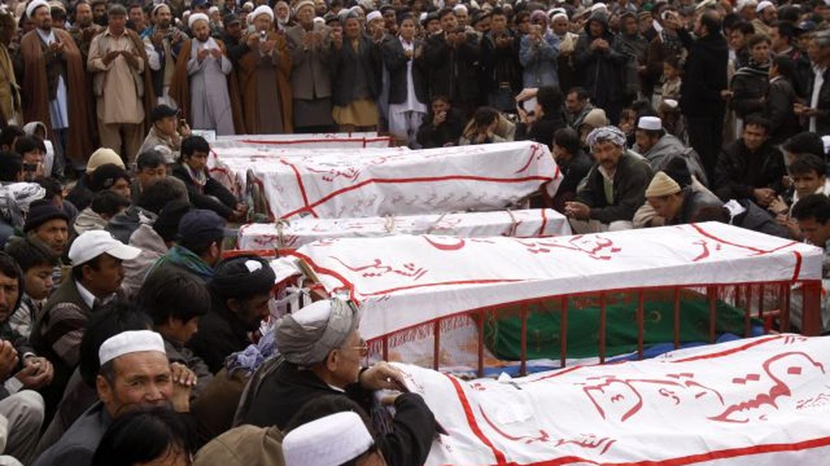 Hazara Shias bury their dead - The Hindu