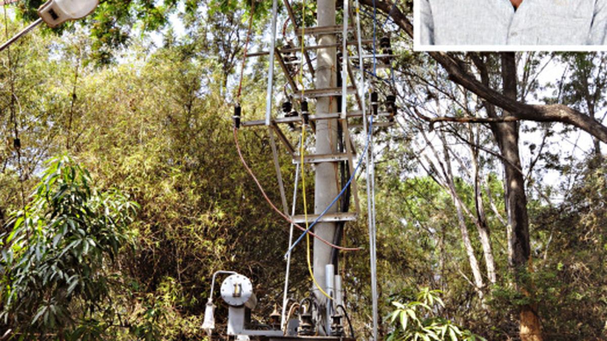 Lineman electrocuted while fixing transformer - The Hindu