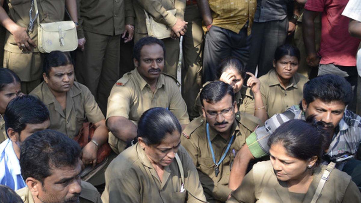 Snap strike by BMTC crew disrupts morning schedules - The Hindu