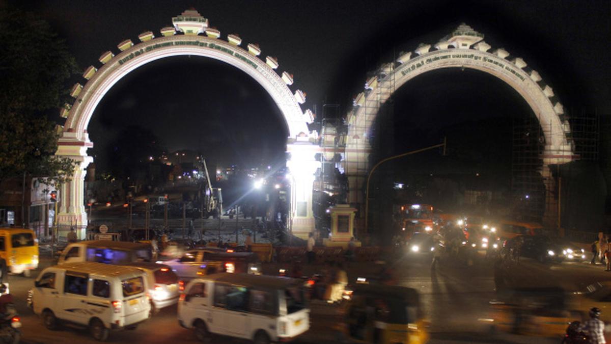 Weeklong wait for Anna Arch paint job in Chennai - The Hindu