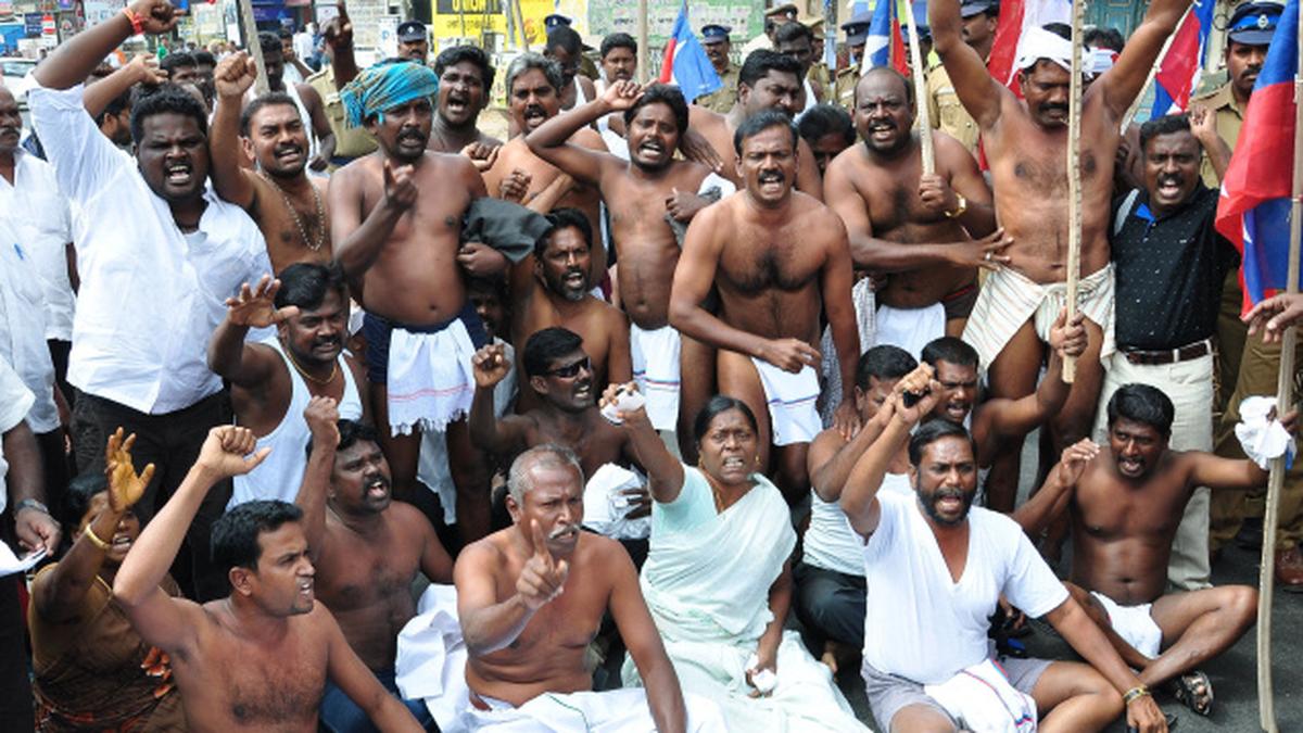 VCK stages novel protest - The Hindu