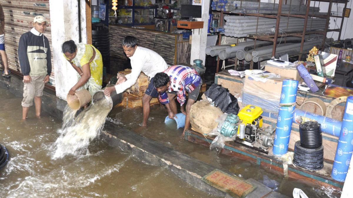 Kiran Reddy reviews flood situation in Andhra - The Hindu