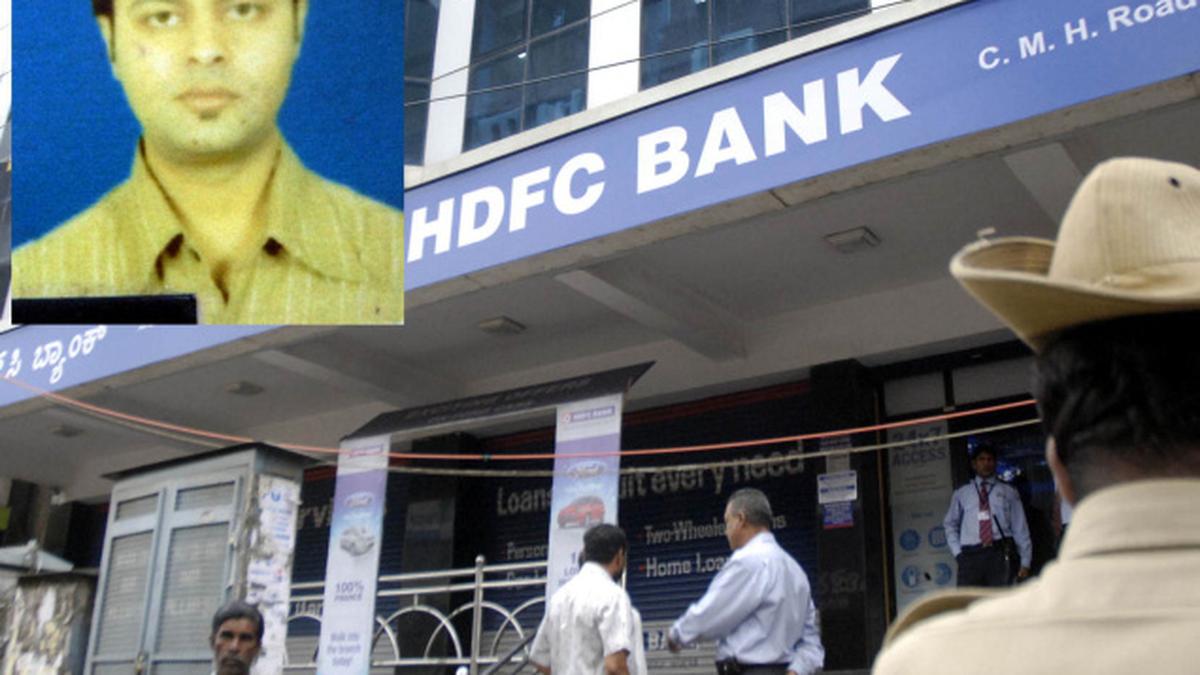 Robbery bid at bank bombs - The Hindu