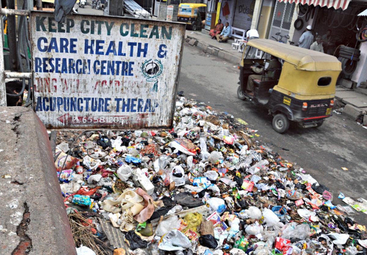 Garbage mountains on Bangalore roads set to become bigger - The Hindu