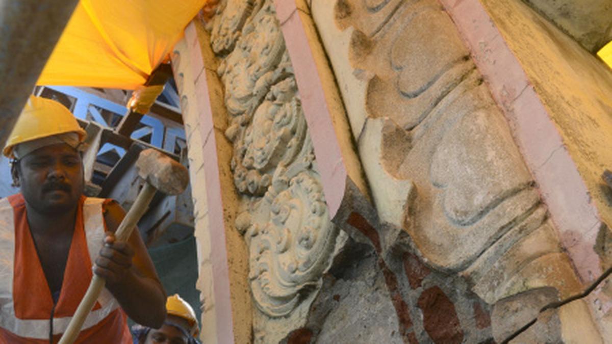 Workers toil on Anna Arch without a break for puja - The Hindu