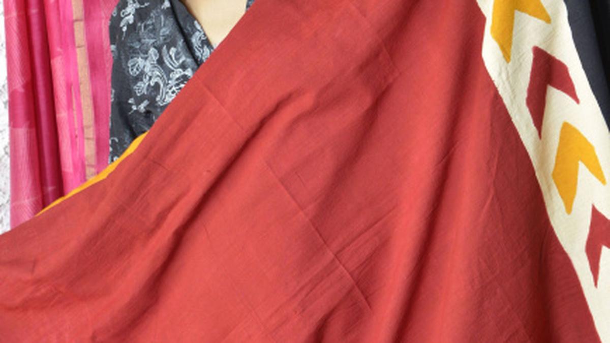 On wearing a sari - The Hindu