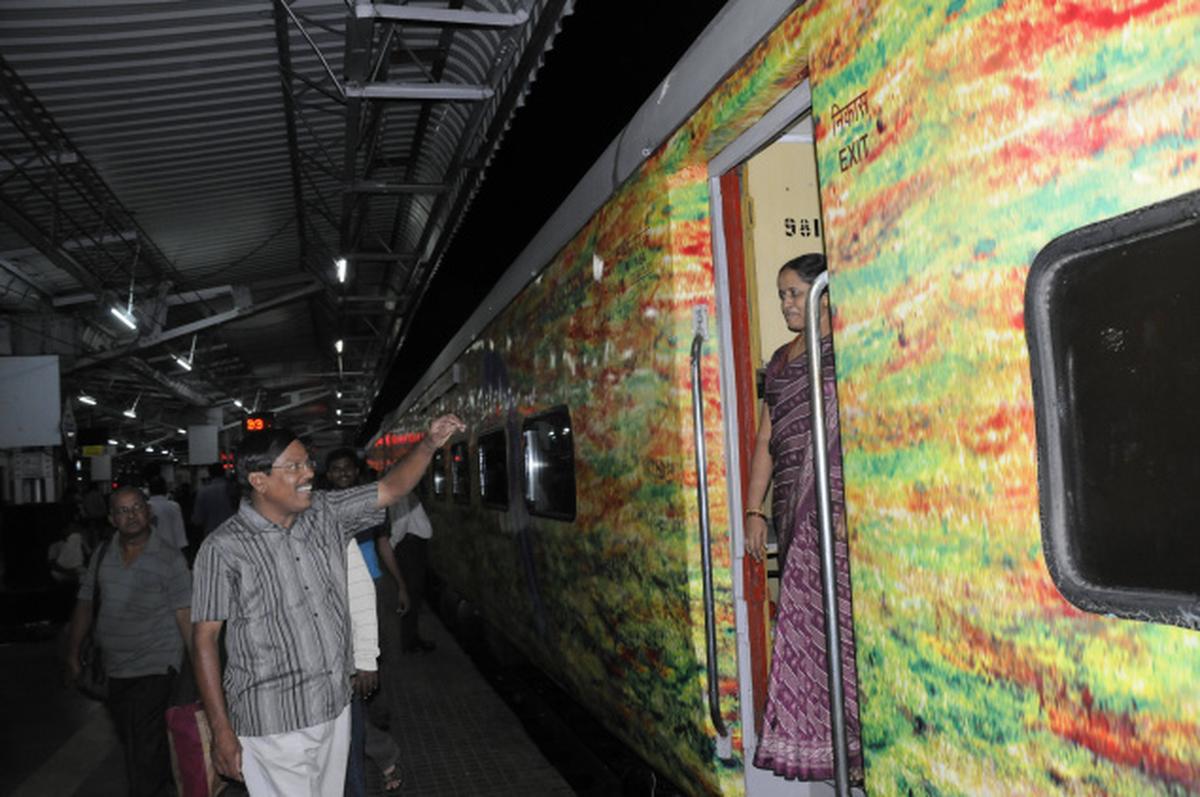 Duronto Express makes its maiden run from city - The Hindu