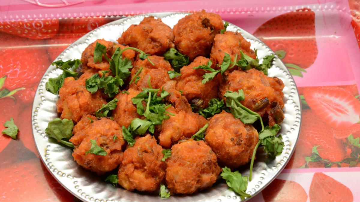 Vegetable colour bonda - The Hindu