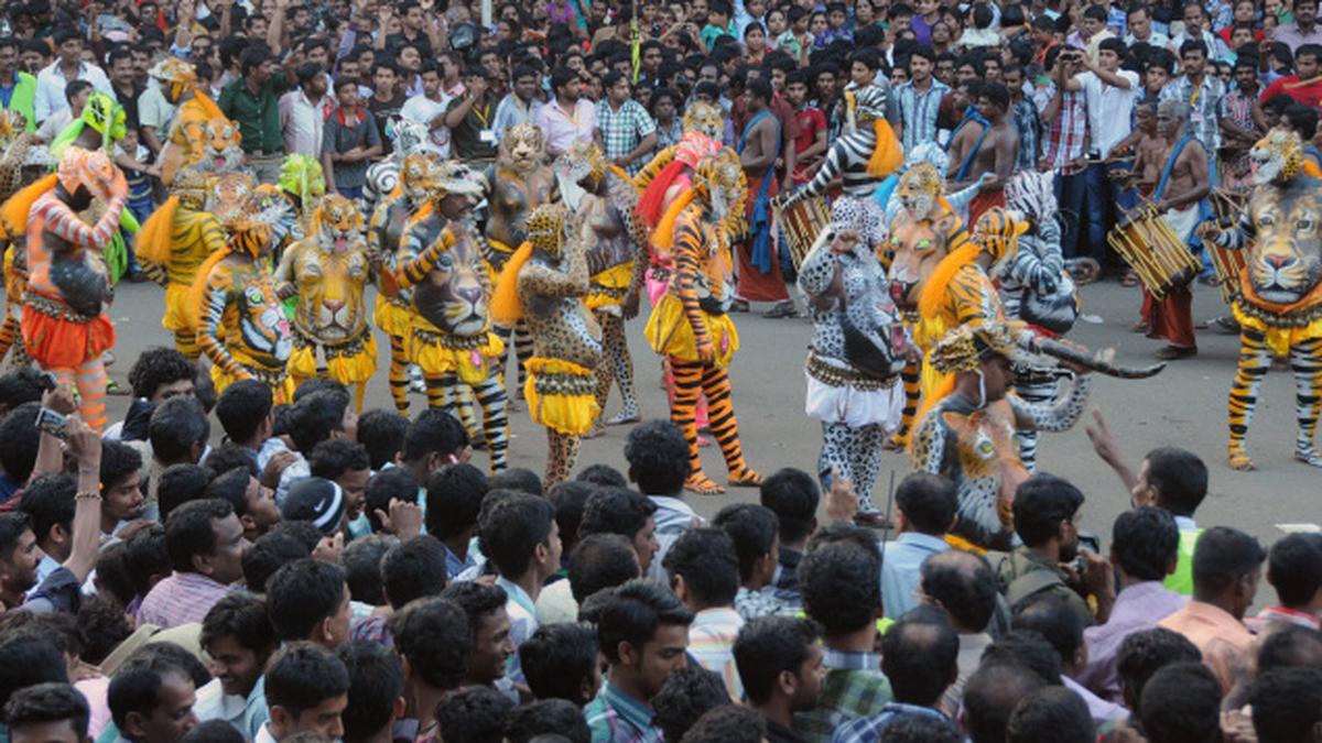 Pulikkali procession regales thousands - The Hindu