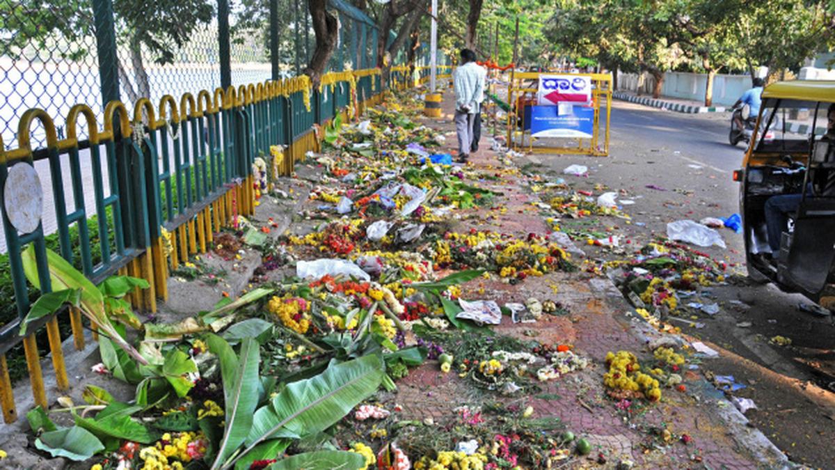 Festival remnants litter roads - The Hindu