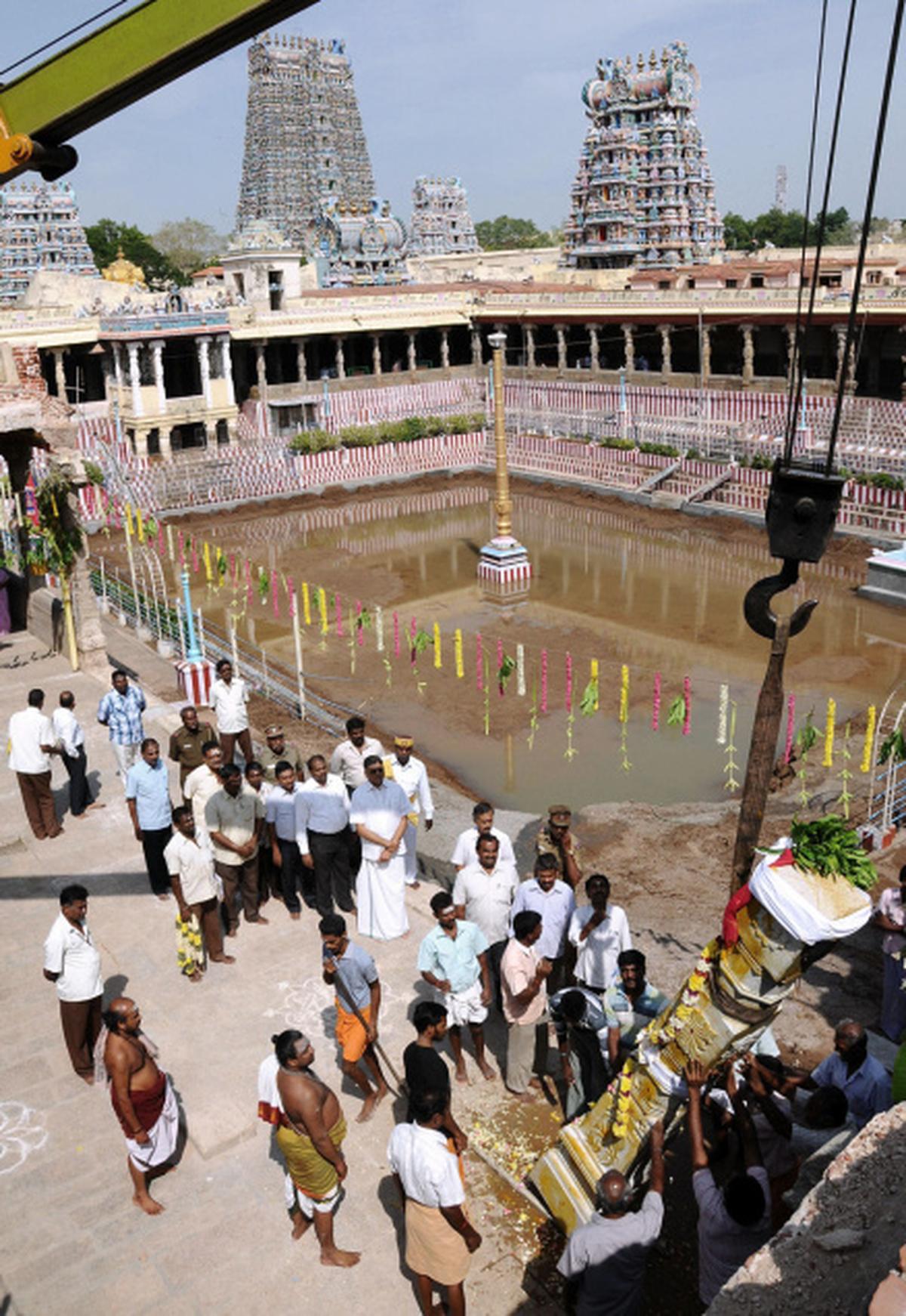 Meenakshi temple begins replacing damaged pillars - The Hindu