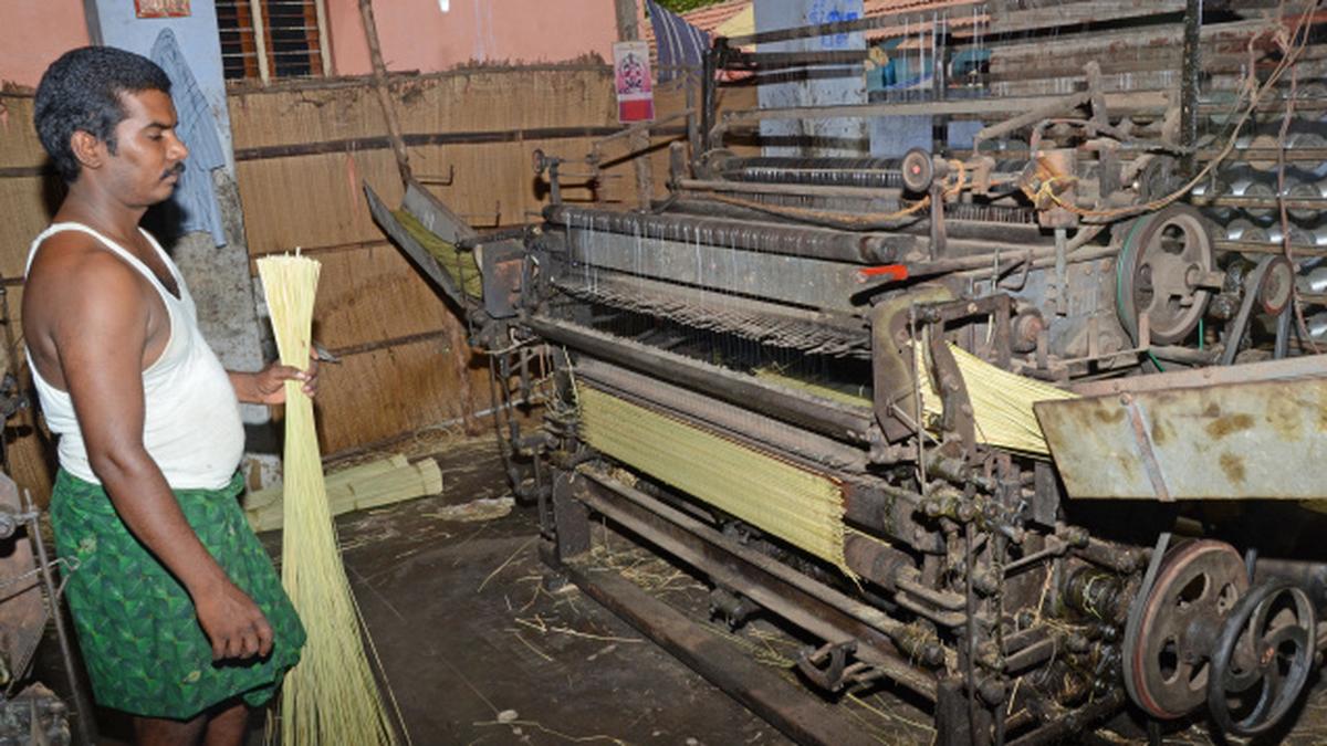 Ayyampalayam fast losing its status of mat weaving hub - The Hindu