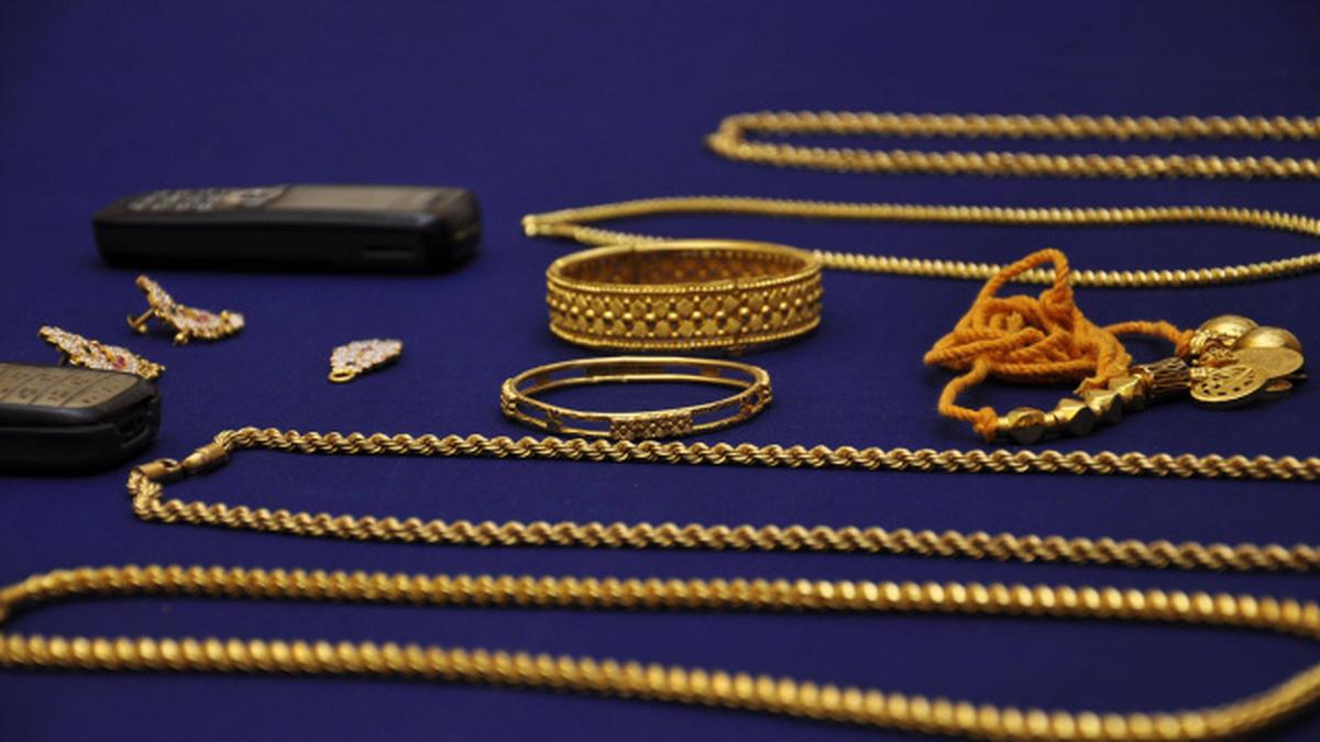 Chain snatchers ensnared - The Hindu