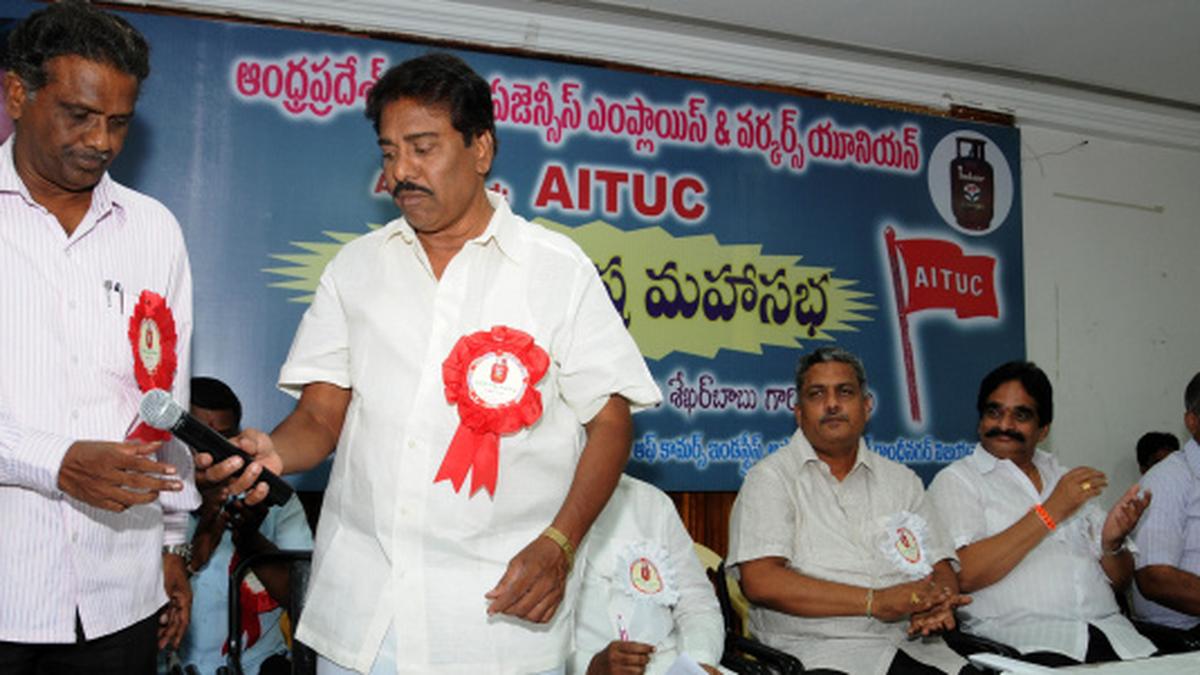 Ensure minimum wages to gas delivery boys: MLC - The Hindu