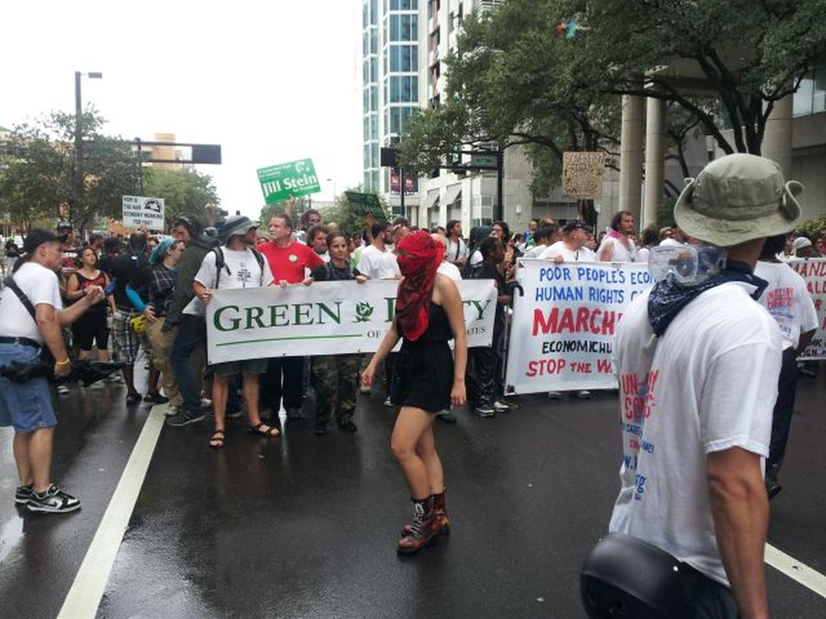 Occupy protesters square off with riot police in Tampa, Florida - The Hindu