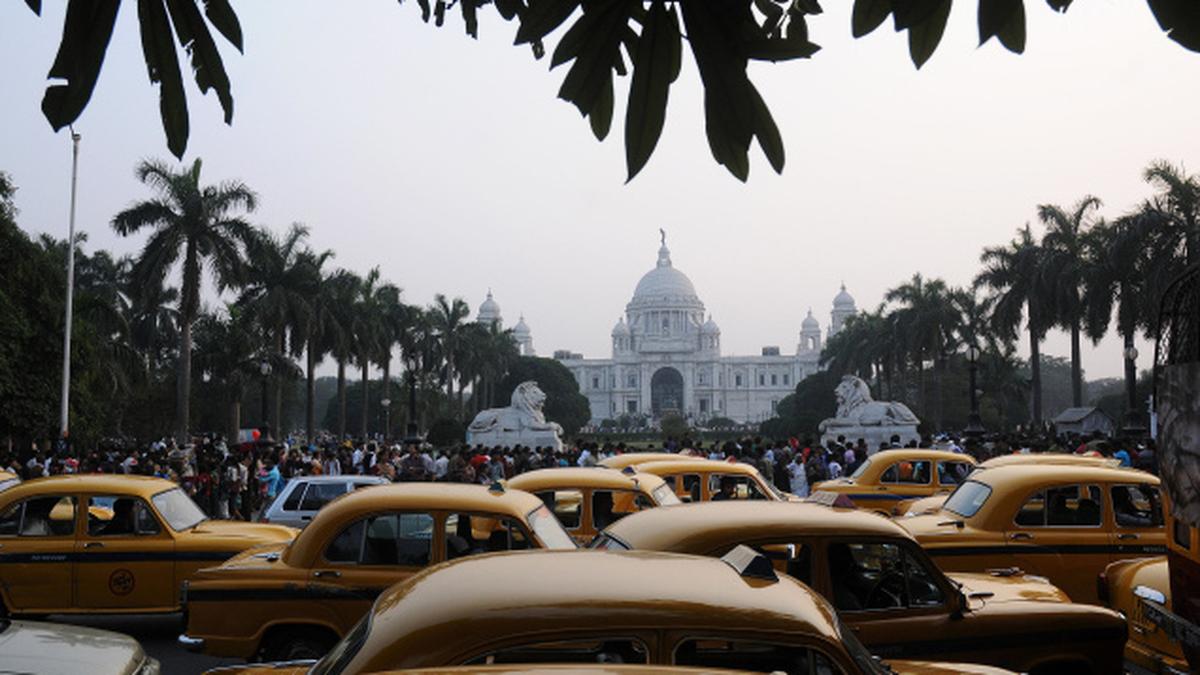 ‘Ma Mati Manush’ song at Kolkata traffic intersections - The Hindu