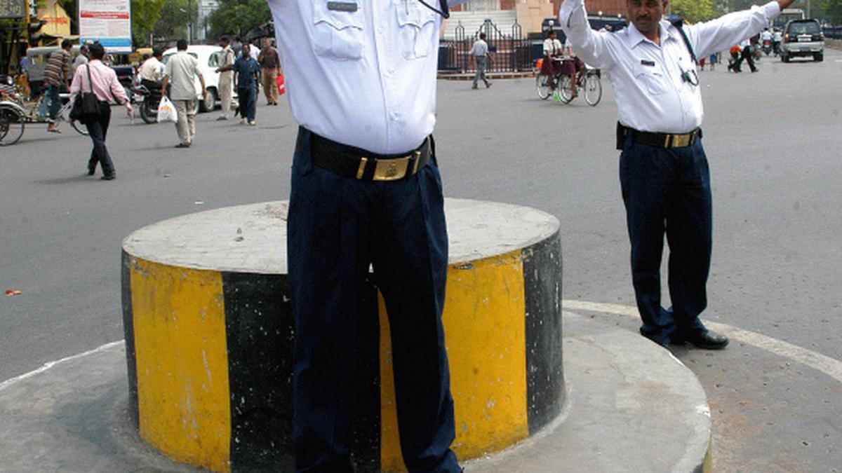 Akhilesh rids traffic police of BSP tinge - The Hindu