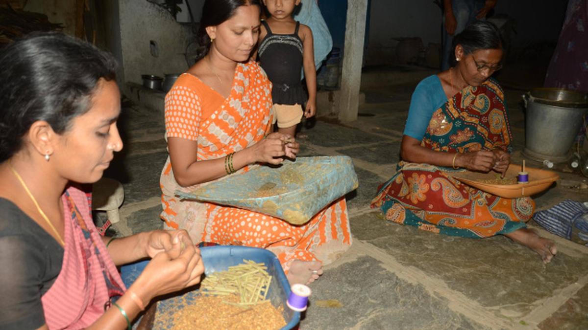 Government's faux pas puts beedi workers at a loss - The Hindu