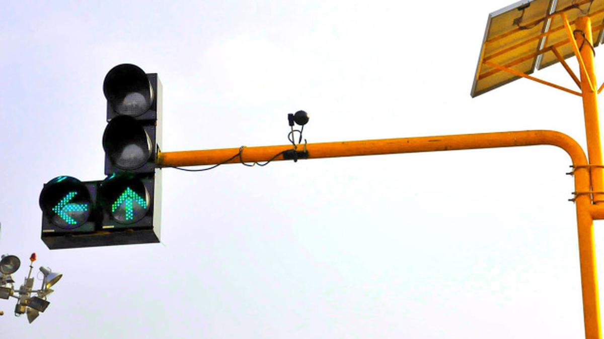 Traffic signal system goes wireless - The Hindu