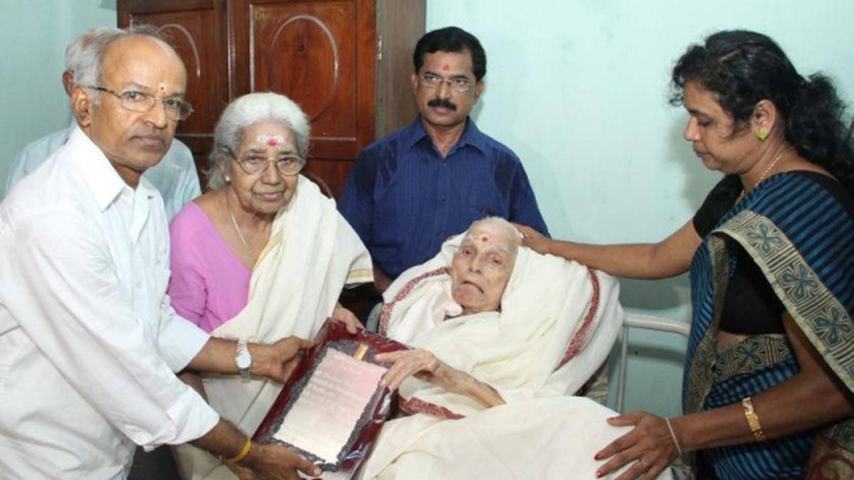 Tagore Ratna presented to Mankombu - The Hindu