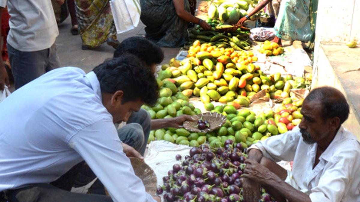 Heat wave impacts arrivals at Rythu Bazars - The Hindu