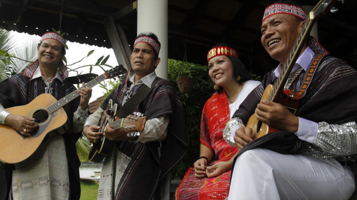 Batak singers and Bollywood tunes - The Hindu