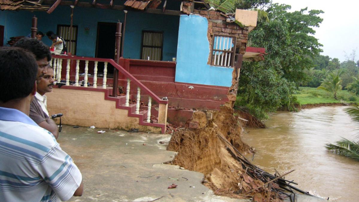Delay in building retention wall blamed for Maravoor flooding - The Hindu