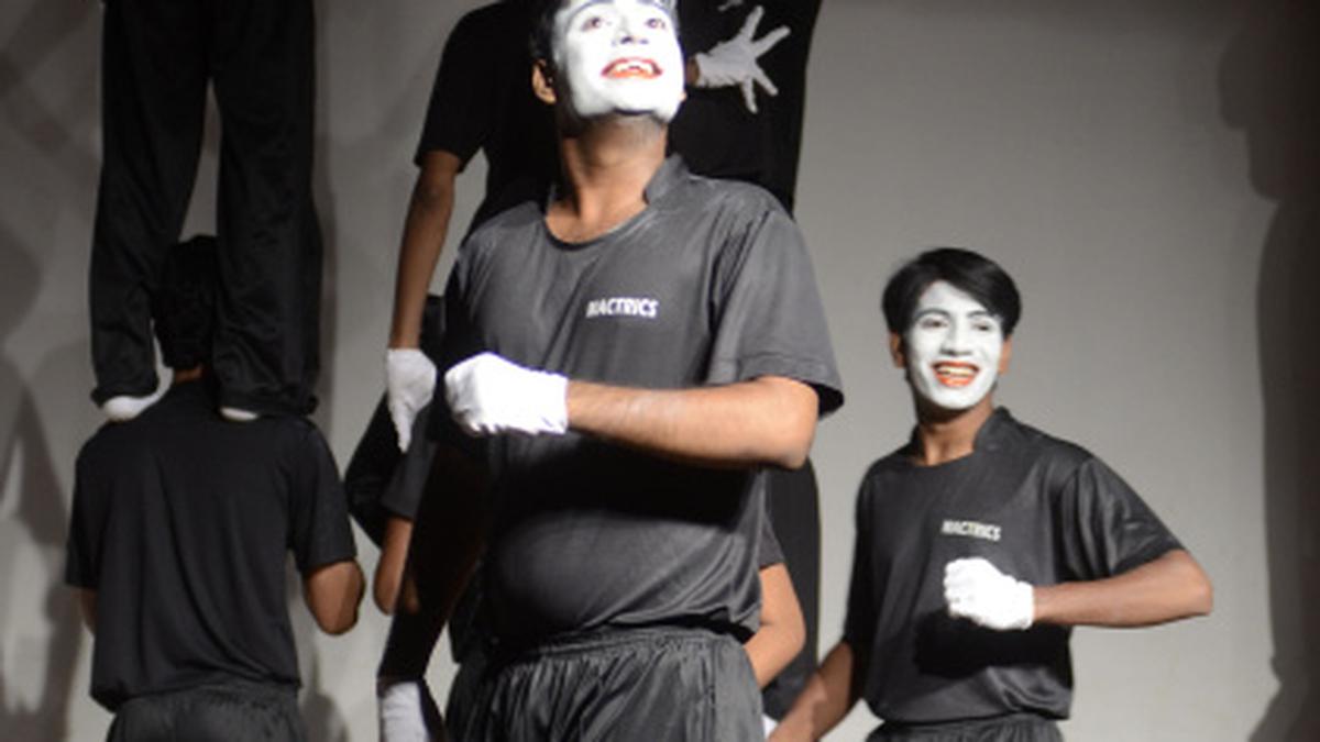 Remarkable blend of mime and speech - The Hindu