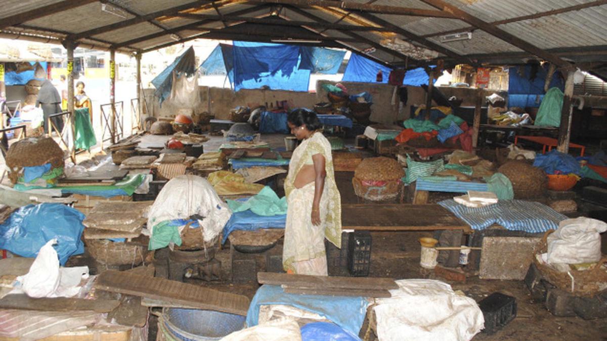 Empty fish market greets buyers at ‘dhakke' - The Hindu