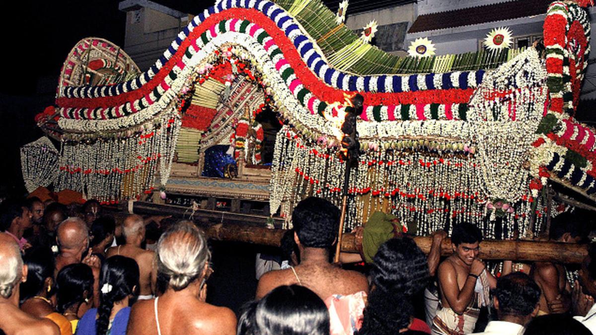 Devotees throng Srirangam on ‘Alum pallakku' festival - The Hindu