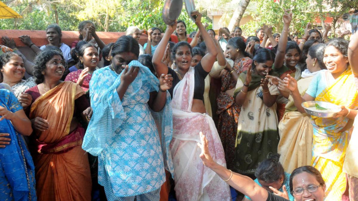 People block transport of garbage to Vilappilsala - The Hindu